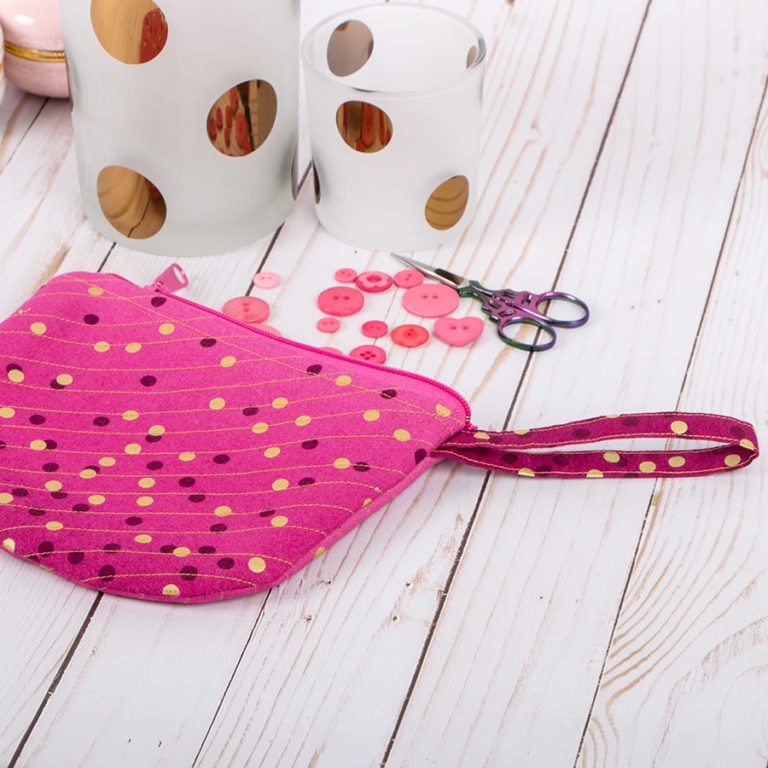 Quilty Staffer Bev made her Single Scoop Zipper Bag using Ombre ...